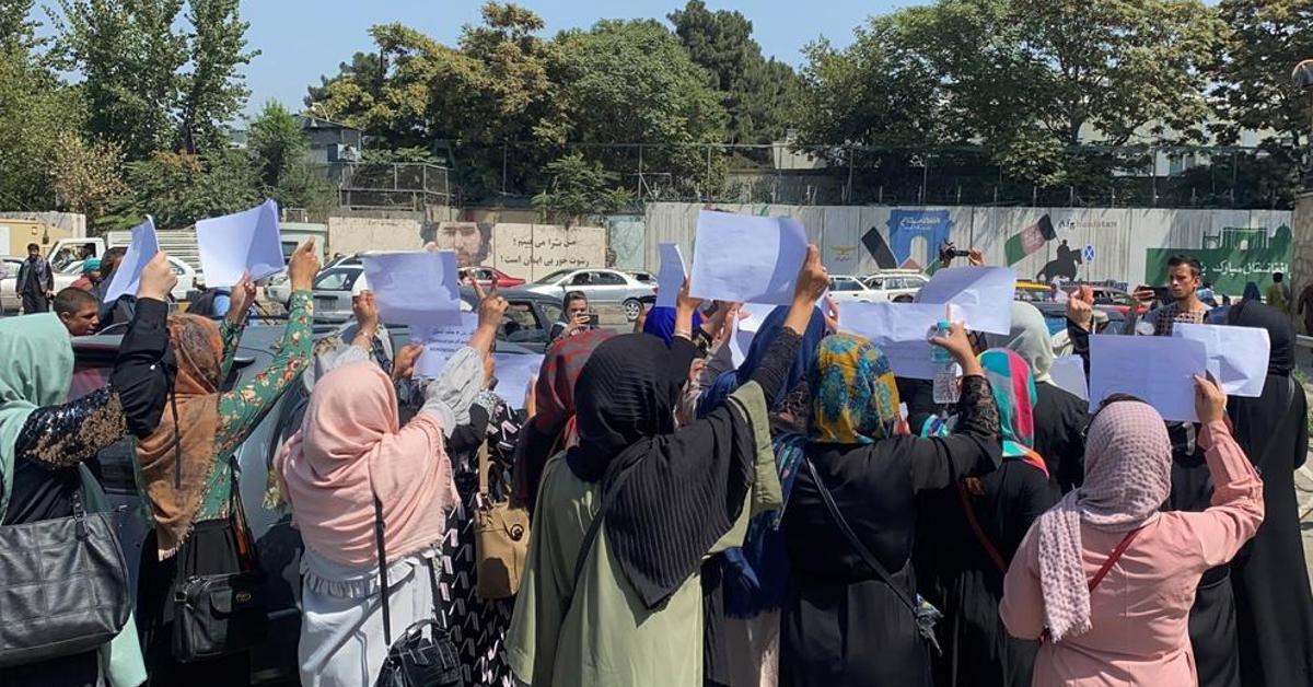 Las mujeres salen a las calles de Kabul un día después de quedar ...