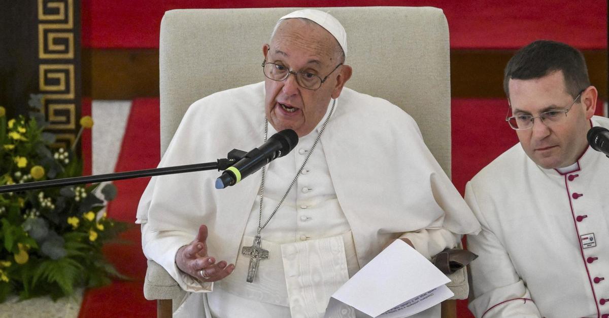 El papa sufre "neumonía bilateral" y su cuadro clínico sigue siendo "complejo"