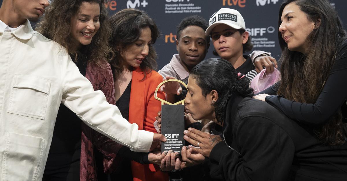 'Los reyes del mundo' gana la Concha de Oro en una edición con ...