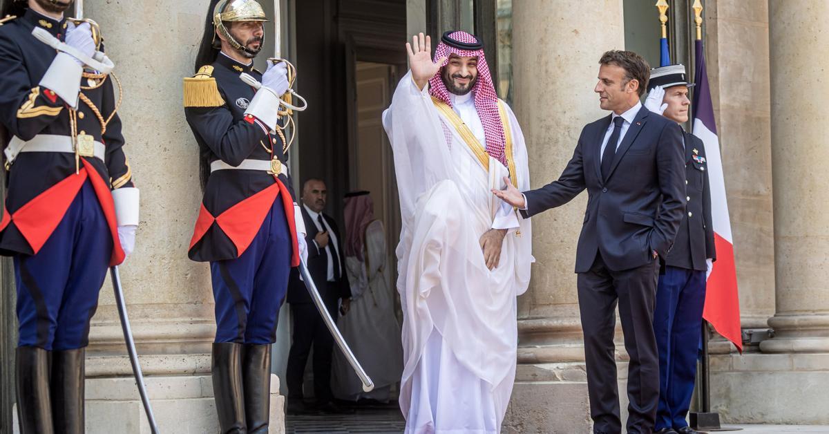 Francia recibe con alfombra roja al dictador saudí Bin Salman que deja ...
