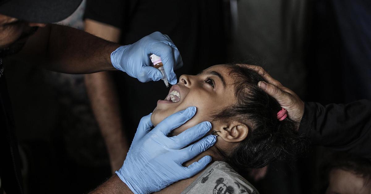 Comienza la campaña masiva de vacunación contra la polio para más de ...