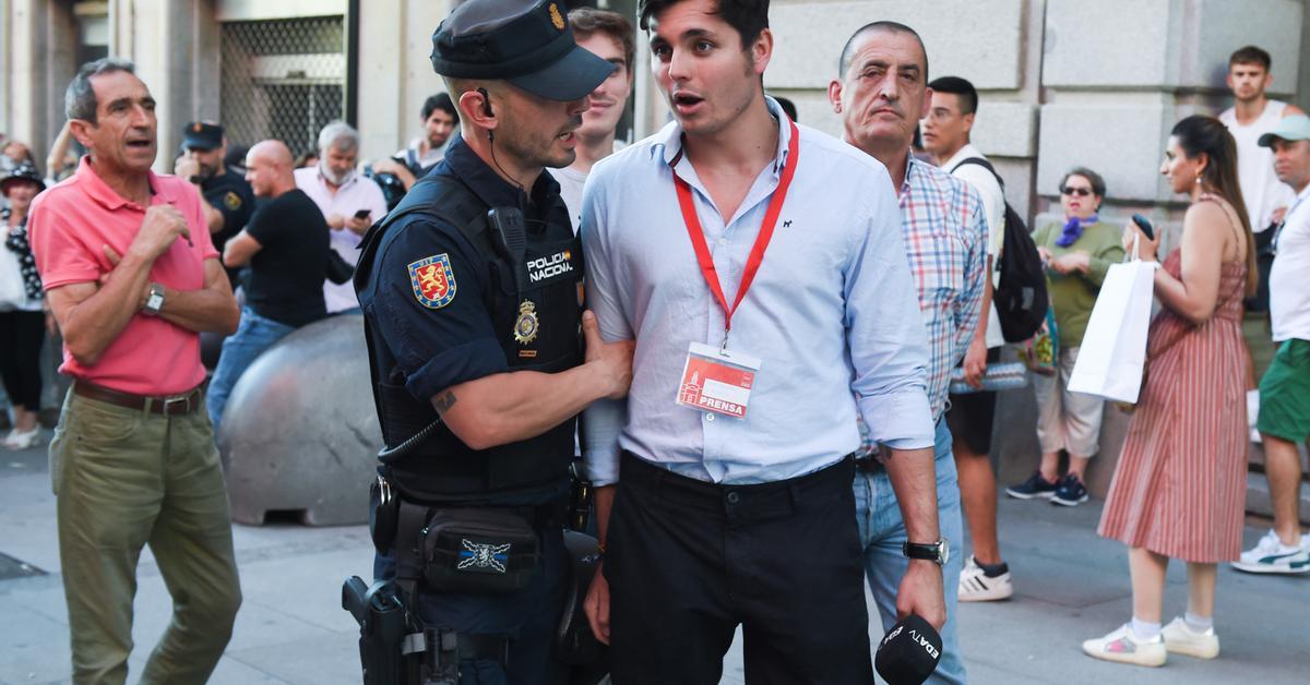 La nueva línea roja que cruzan los pseudomedios: acoso a periodistas en la calle con el aliento ...